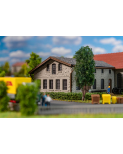 N Locloods met twee stallen en werkplaats Faller 222106